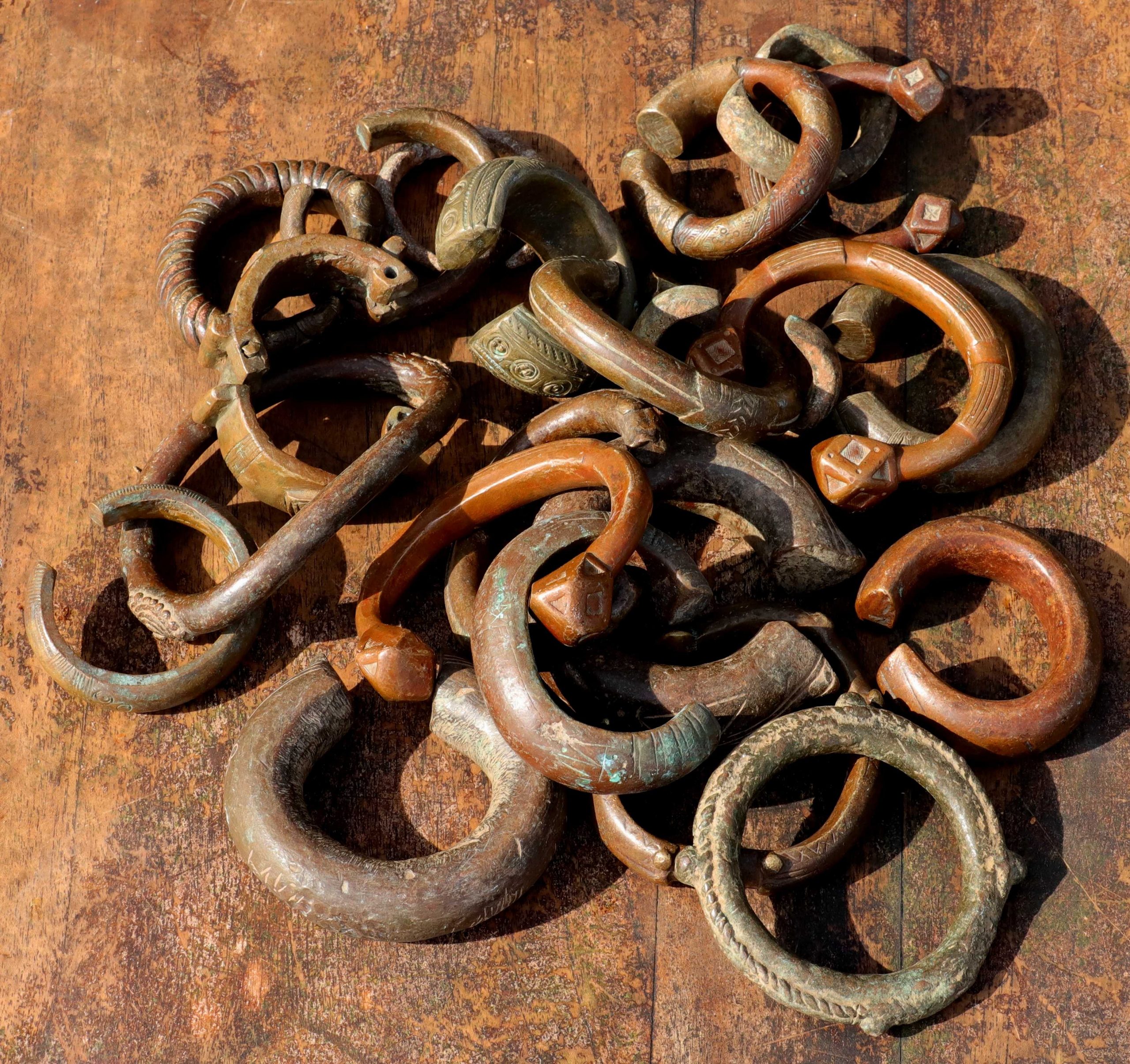 Schwere Armreifen und schwierige Verhältnisse – Europäische Manillen in ...